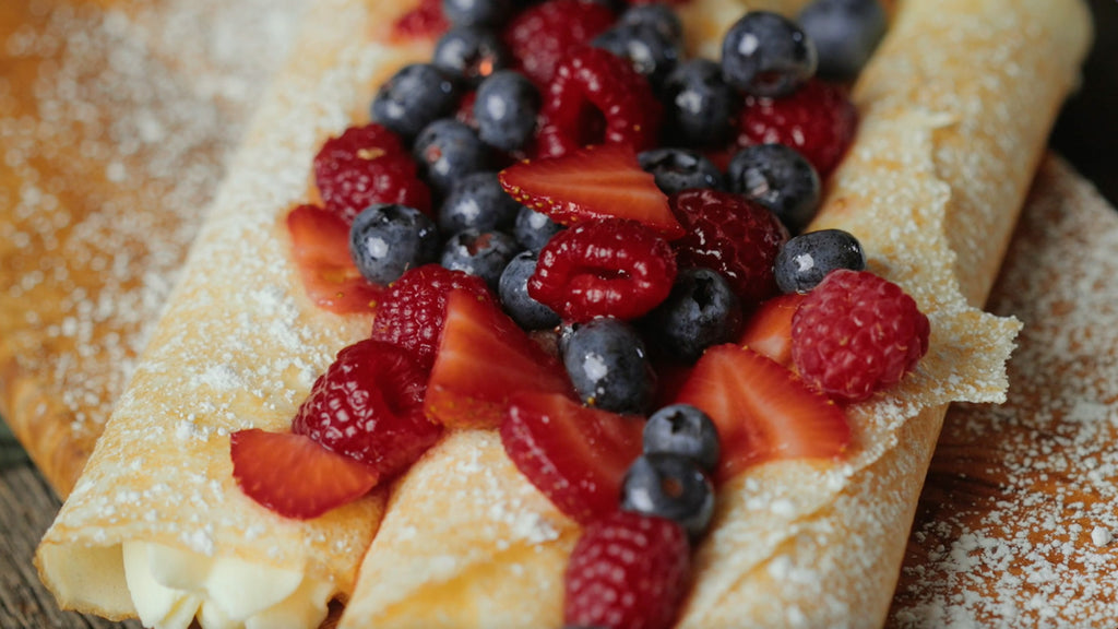 Crêpes med bær og pisket flødeostfyld – Nexgrill Denmark